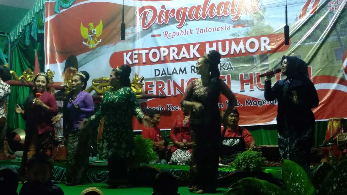 Hibur Warga Mojorejo, Seniman-seniman Partai Mementaskan Ketoprak Humor ...